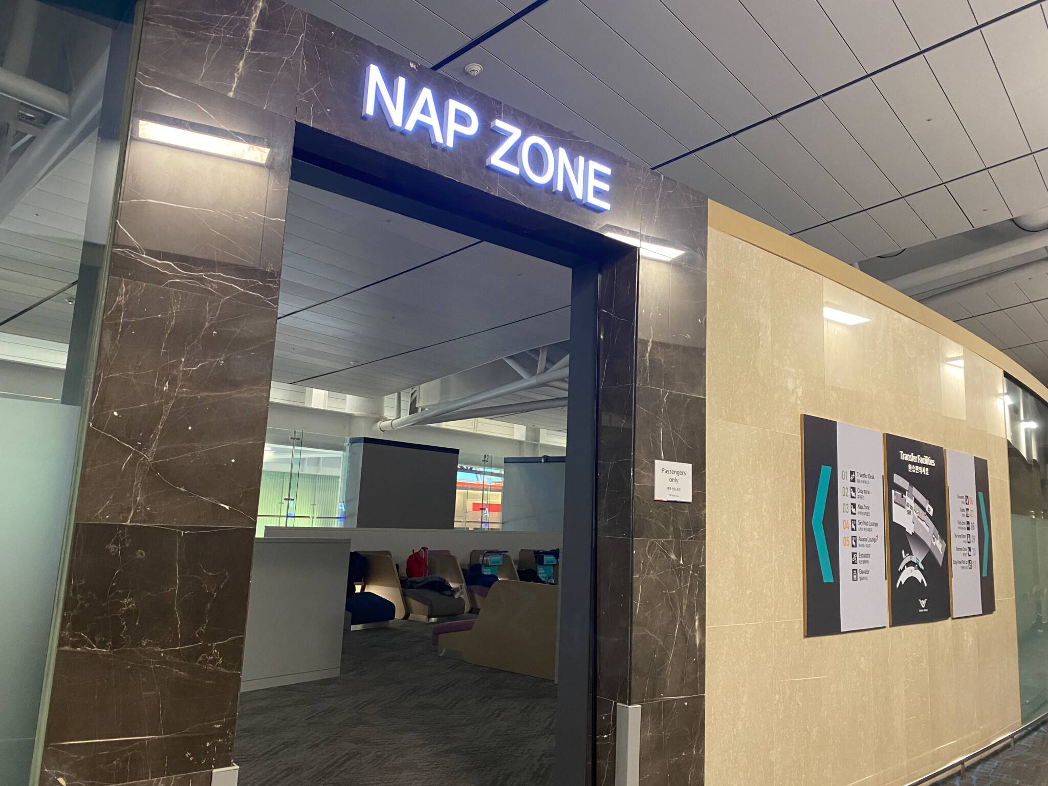 第1ターミナルの4階25番搭乗口付近や29番搭乗口付近には 「NAP ZONE」と呼ばれる、ベッドがずらりと並んだエリア があります。